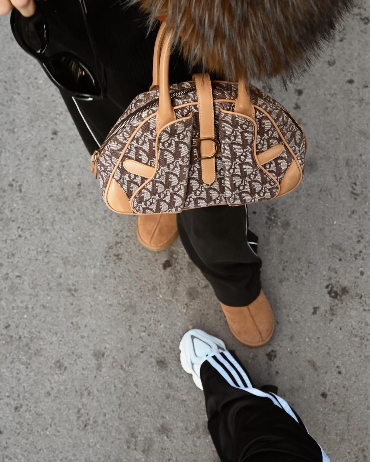 Κλέλια Ανδριολάτου: Το στιλάτο look με φόρμα, γούνινο πανωφόρι και Ugg είναι Fashion Week ...